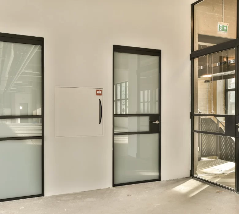 تصميم وتركيب الأبواب الزجاجية – Jama Q Glass